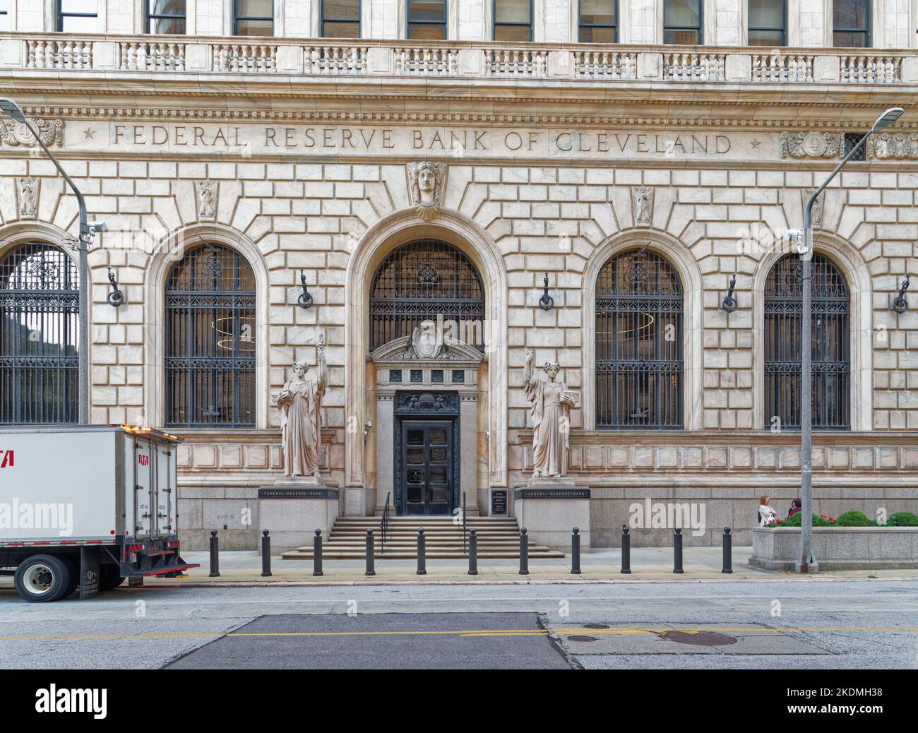 Federal Reserve Bank of Cleveland East 6th Street entrance, flanked by ...