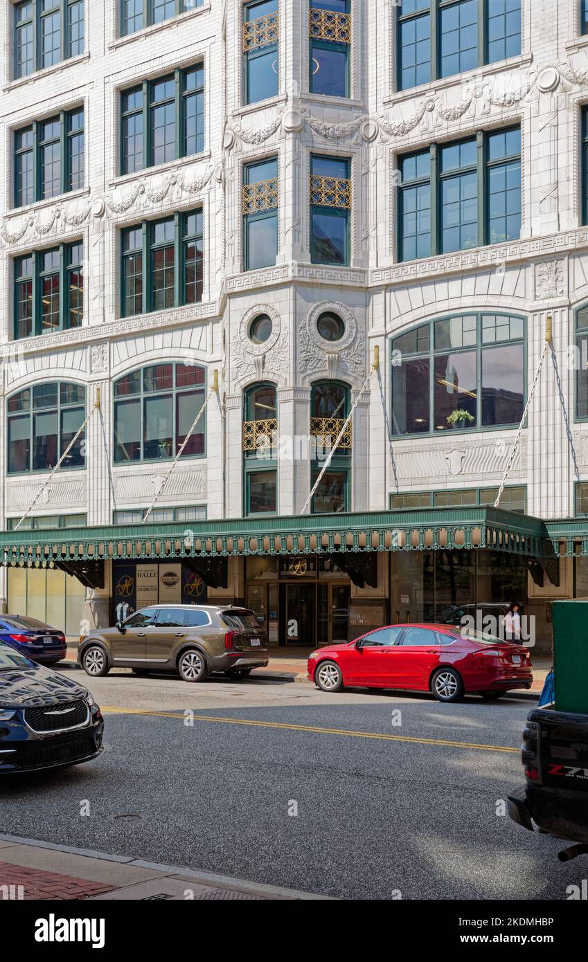 Halle Building (originally Pope Building) was built in three stages ...