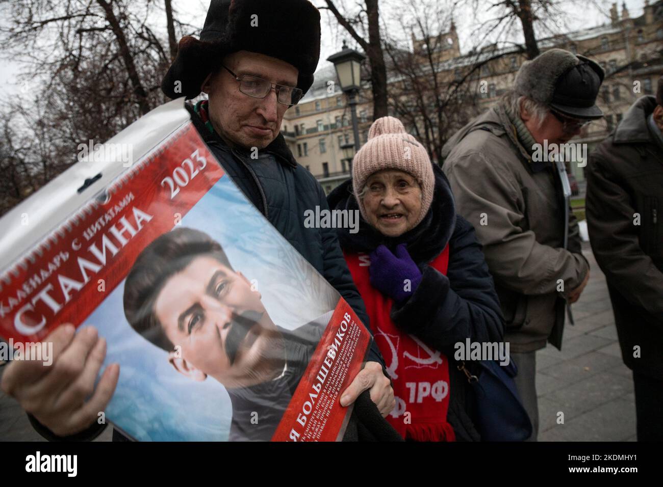 Moscow, Russia. 7th of November, 2022 An elderly man looks at a ...