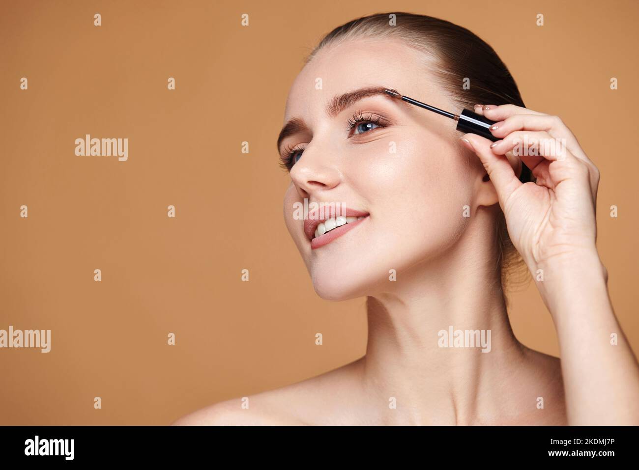 How to shape eyebrows hi-res stock photography and images - Alamy