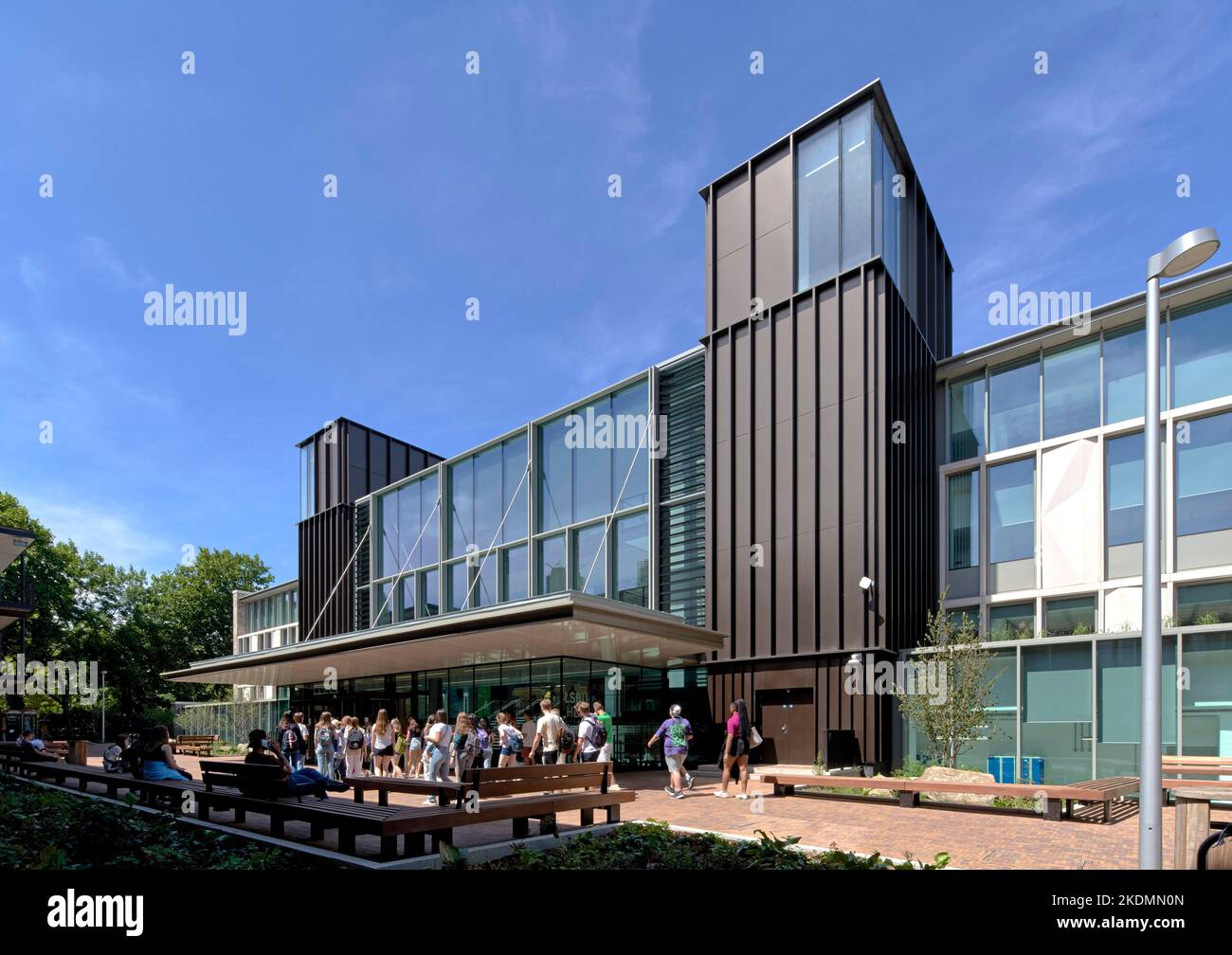 Entrance view with students. London South Bank University, LSBU Hub ...