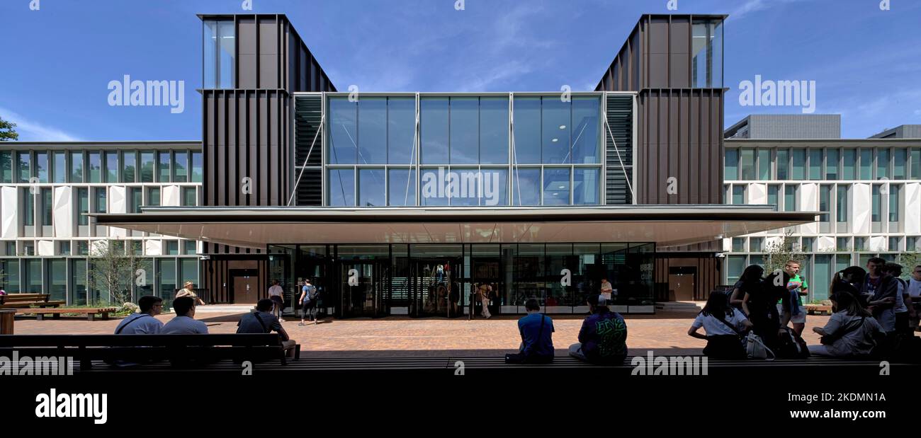 Entrance view with students. London South Bank University, LSBU Hub ...