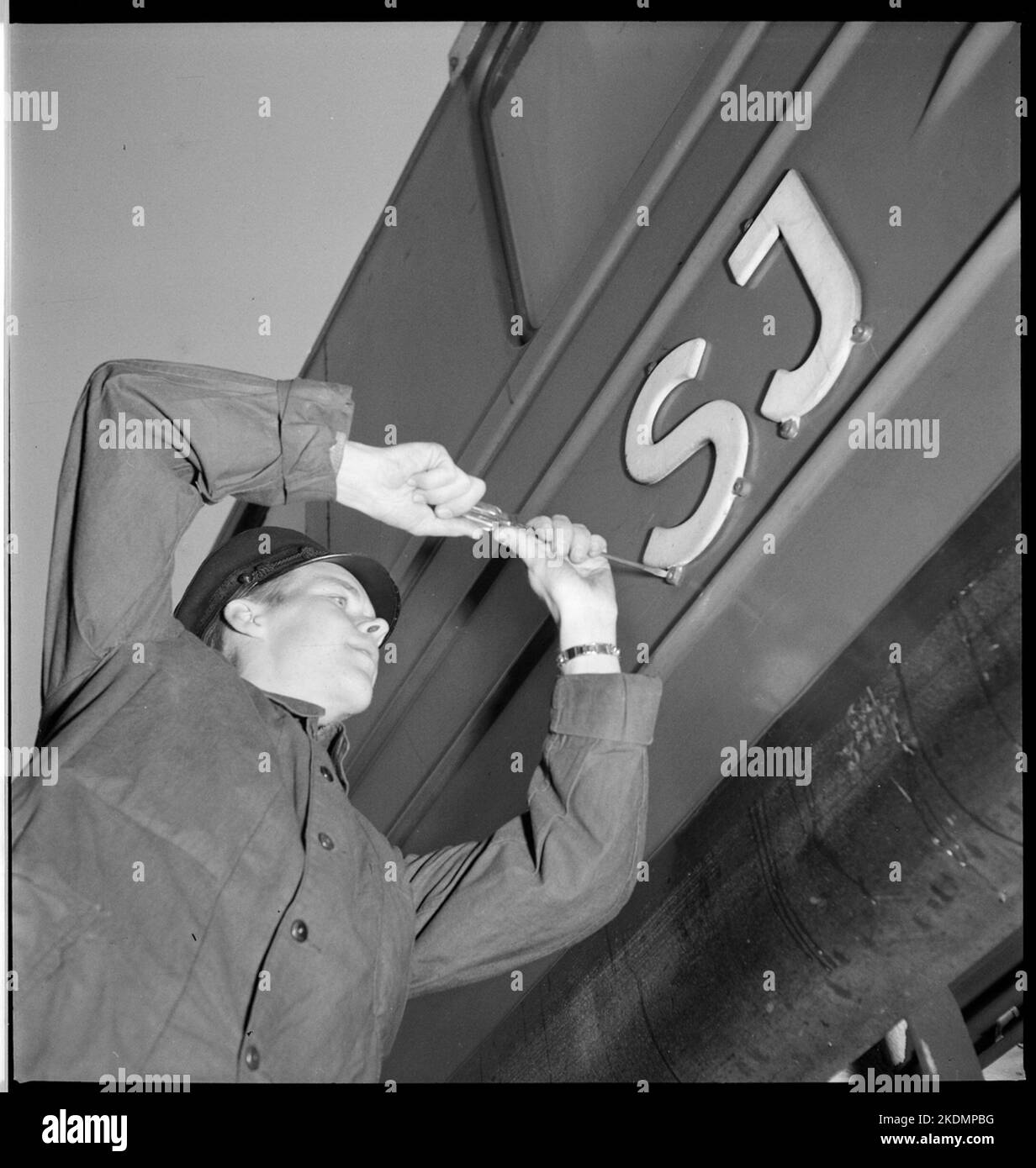 Installation of the state railways, SJ's emblem on a passenger car ...