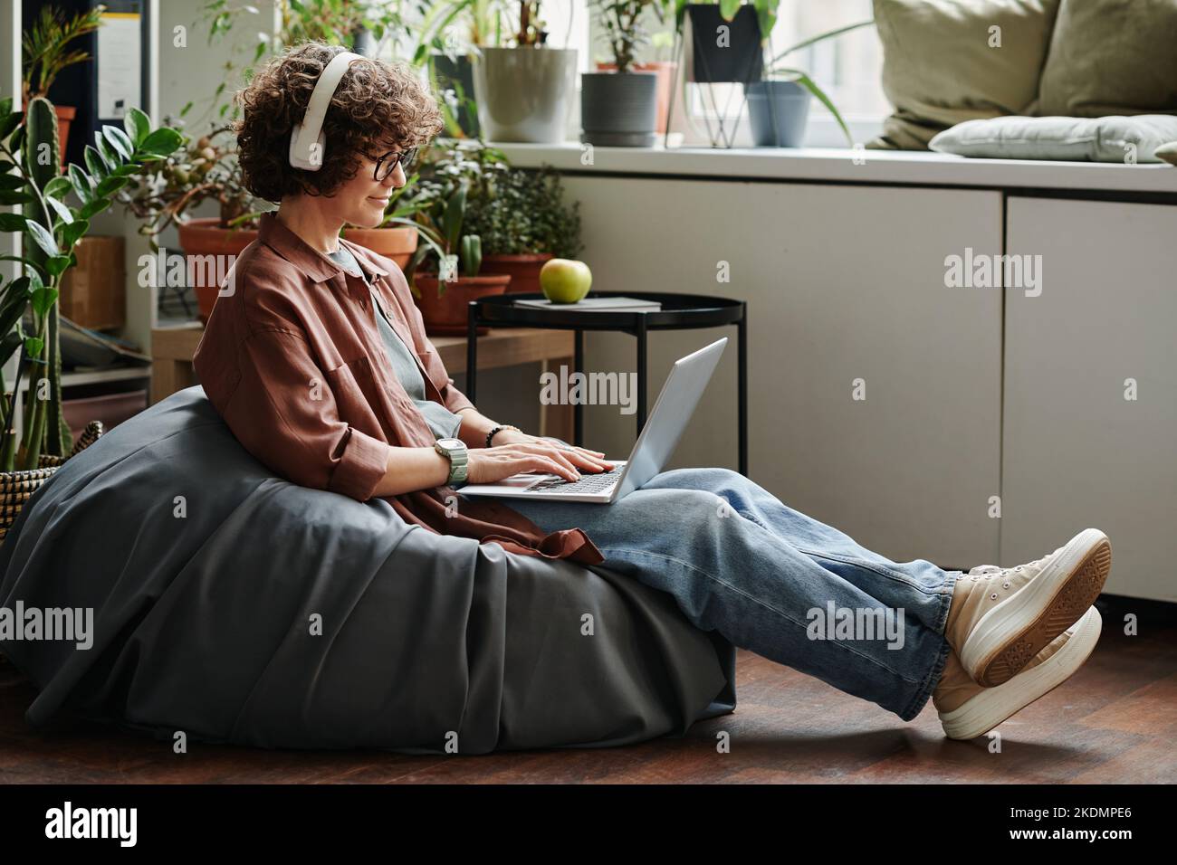Female employee in headphones hi-res stock photography and images - Alamy