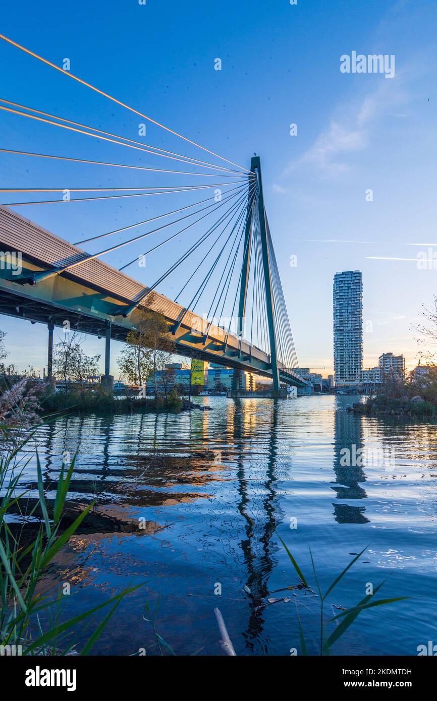 Wien, Vienna: river Donau (Danube), subway U2 bridge Donaustadtbrücke ...