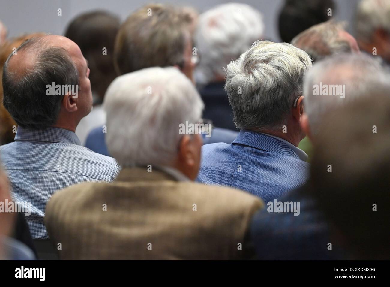 Marginal motif, listeners. Theme photo: pensioners, Munich Economic ...