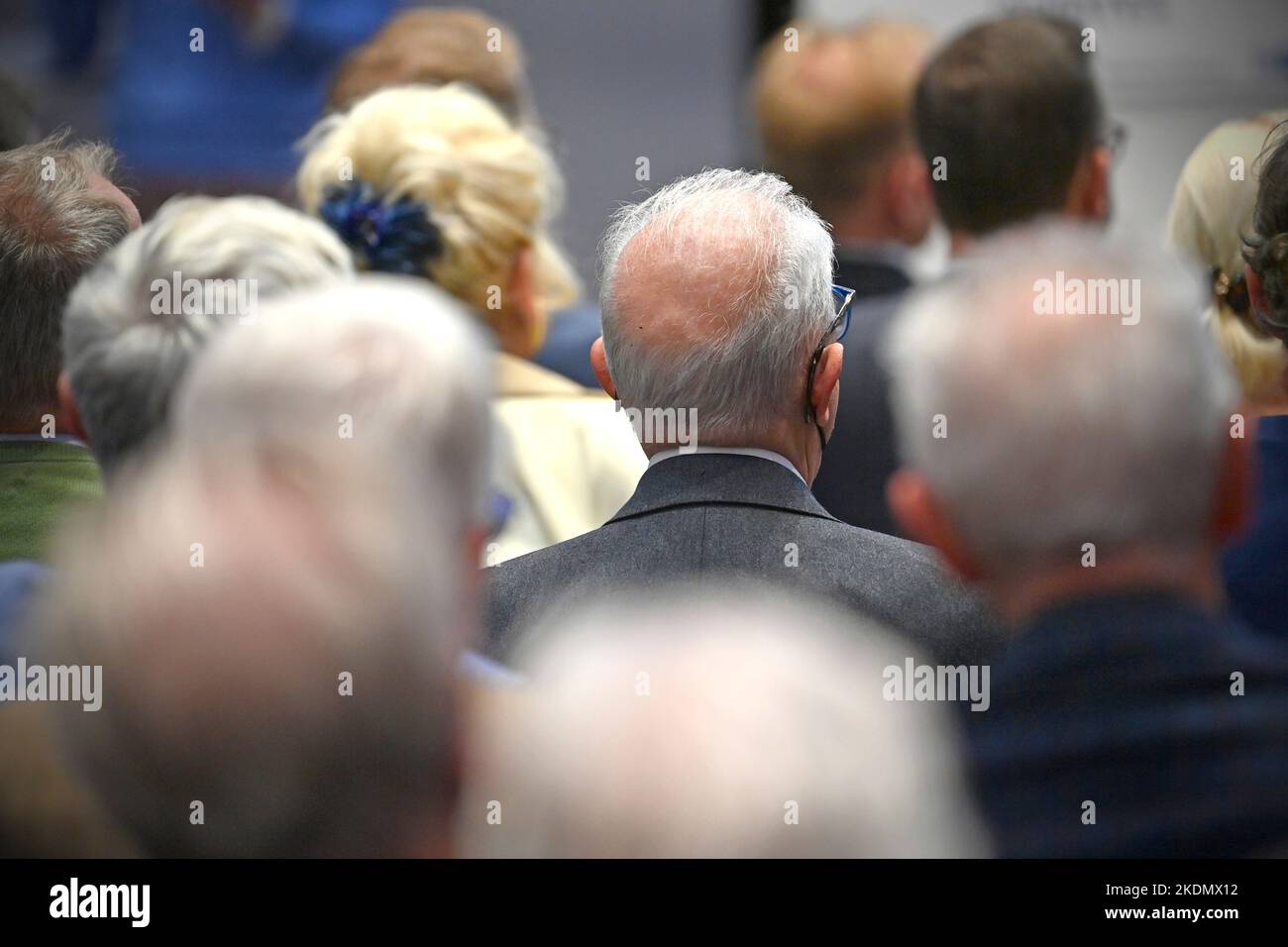 Marginal motif, listeners. Theme photo: pensioners, Munich Economic ...