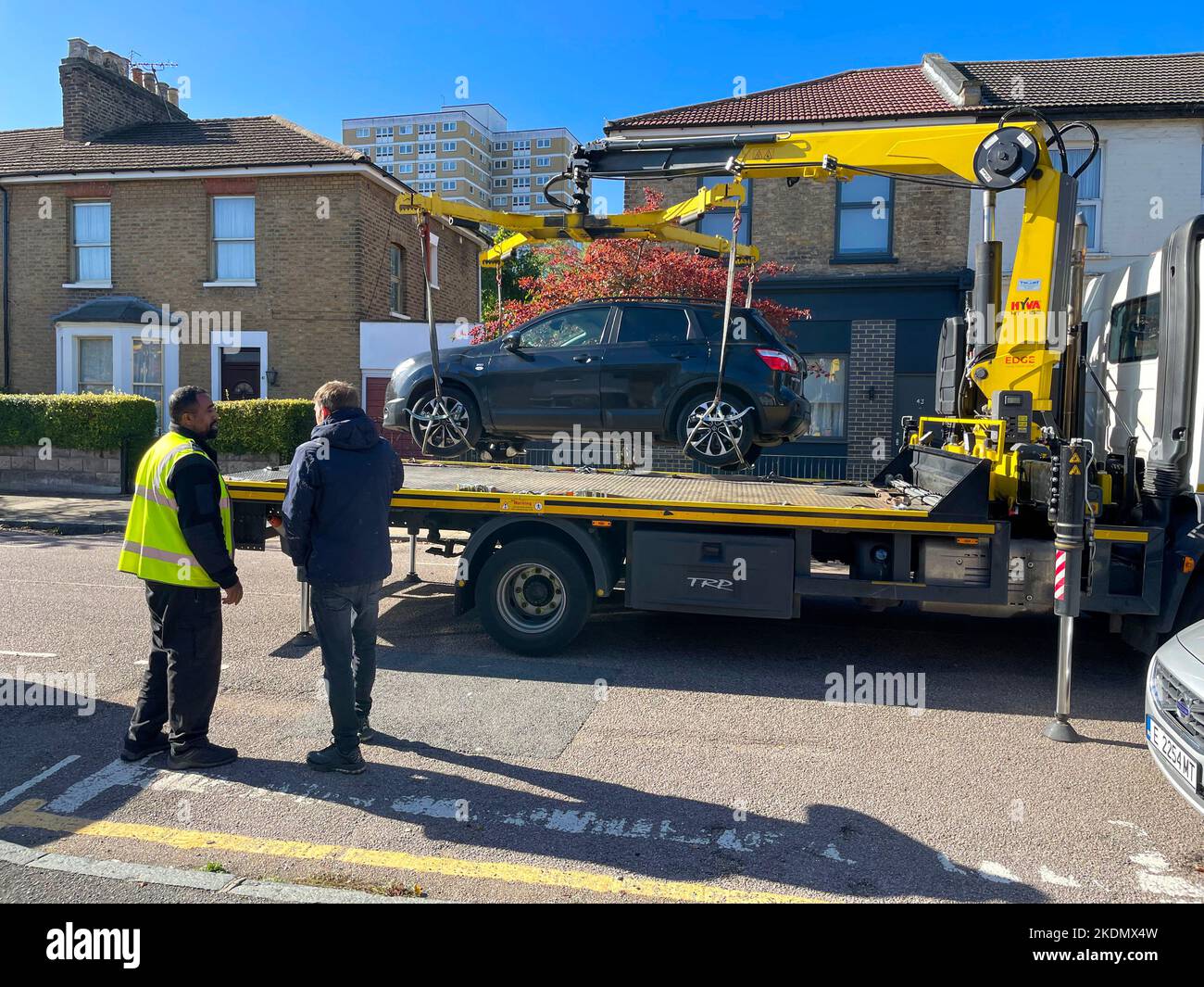 Car police tow truck hi-res stock photography and images - Alamy