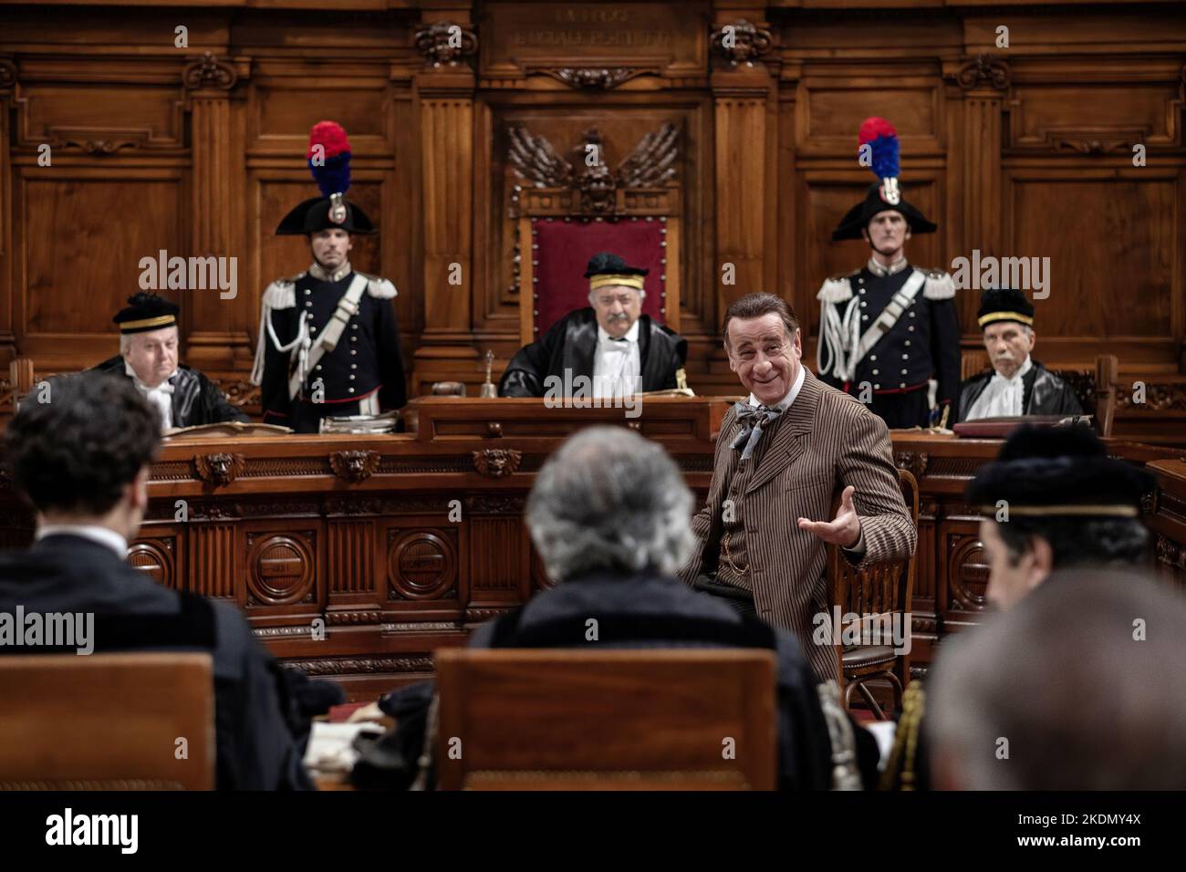 THE KING OF LAUGHTER, (aka QUI RIDO IO), Toni Servillo (center right ...