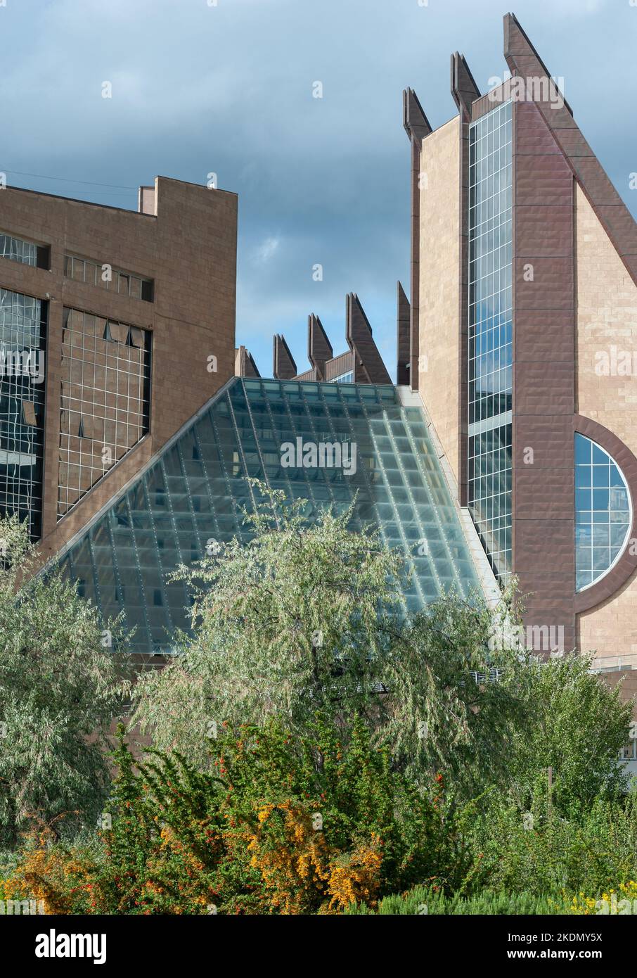 Modern courthouse structure hi-res stock photography and images - Alamy