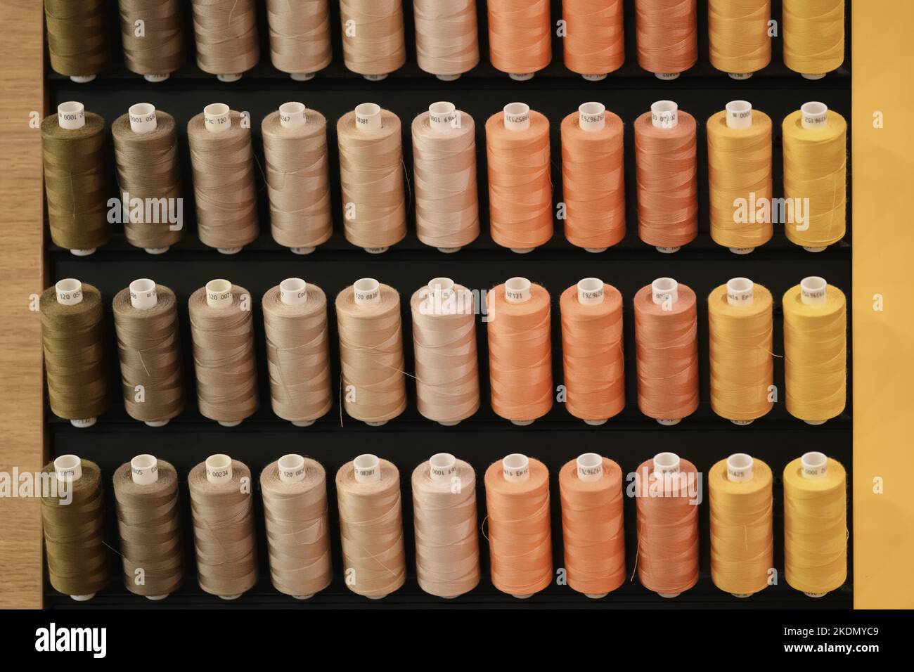 Row colored spools sewing hi-res stock photography and images - Alamy