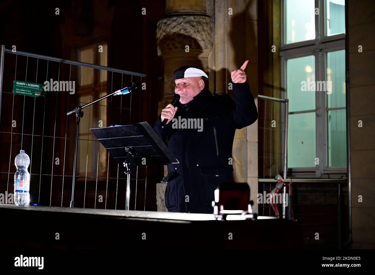 Andreas Hofmann aka Dj Happy Vibes bei der Montagsdemo auf dem ...