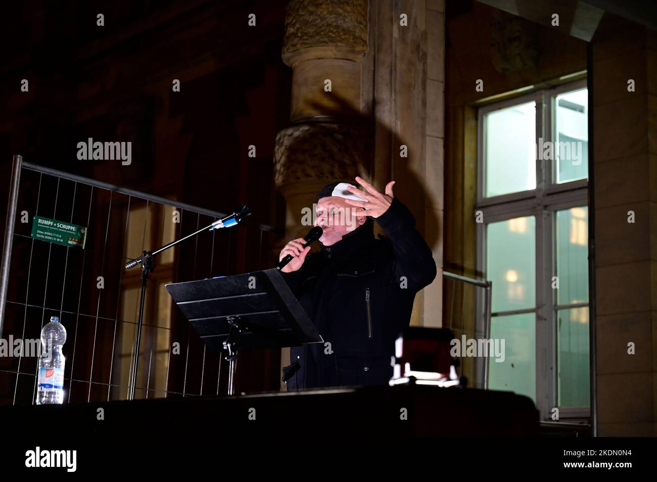 Andreas Hofmann aka Dj Happy Vibes bei der Montagsdemo auf dem ...