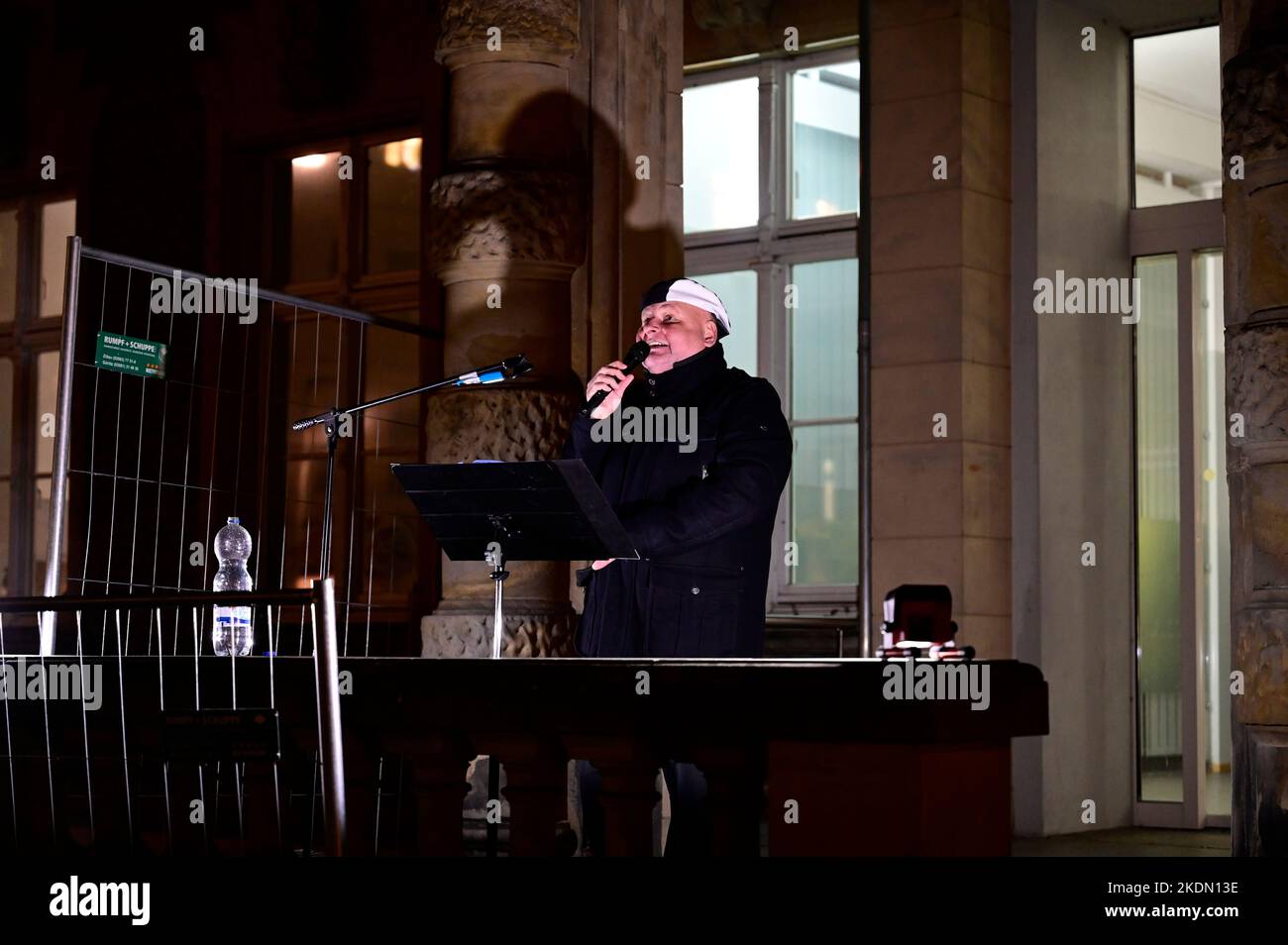 Andreas Hofmann aka Dj Happy Vibes bei der Montagsdemo auf dem ...