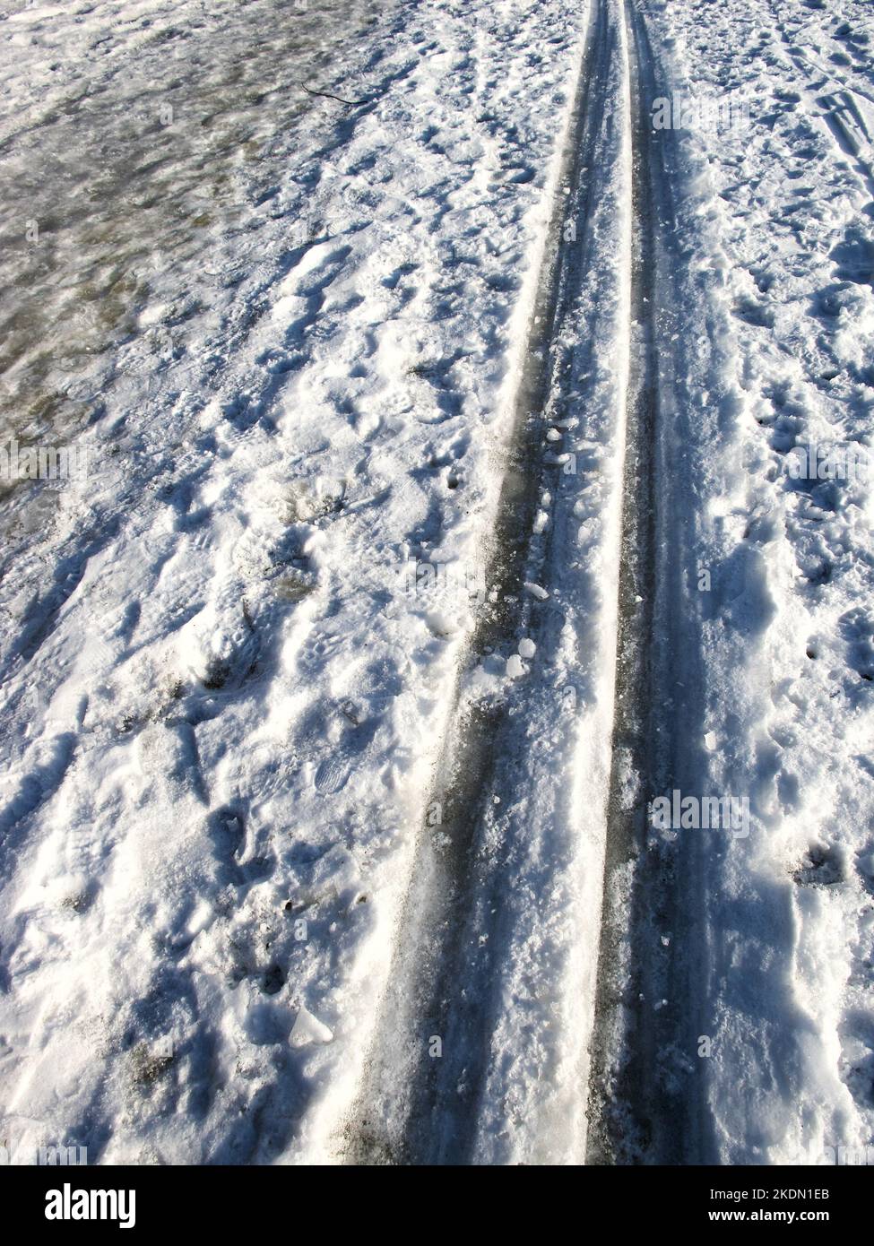 Frozen lake texture hi-res stock photography and images - Alamy