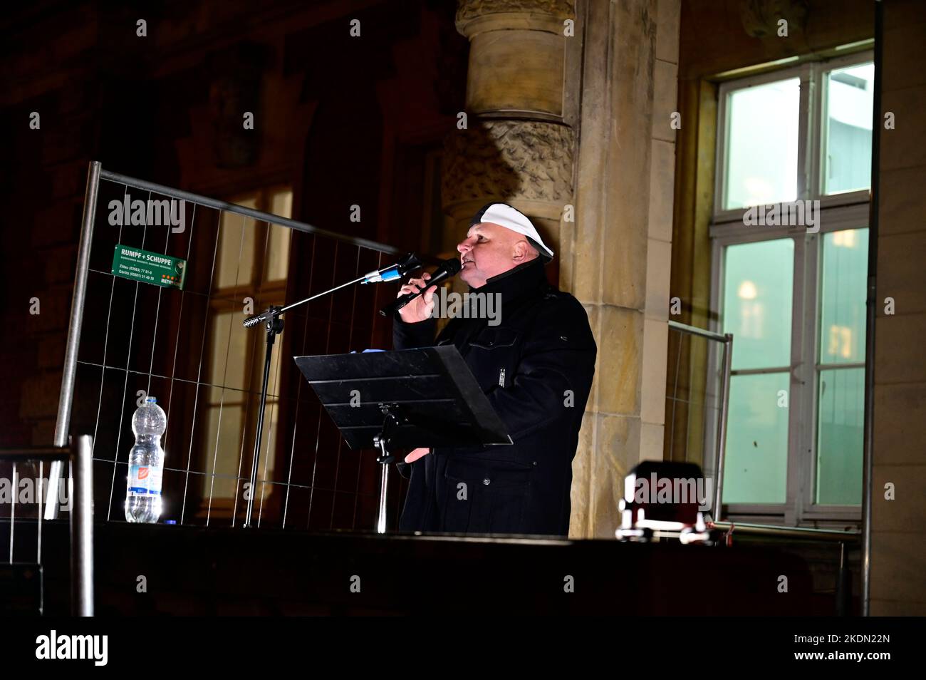 Andreas Hofmann aka Dj Happy Vibes bei der Montagsdemo auf dem ...