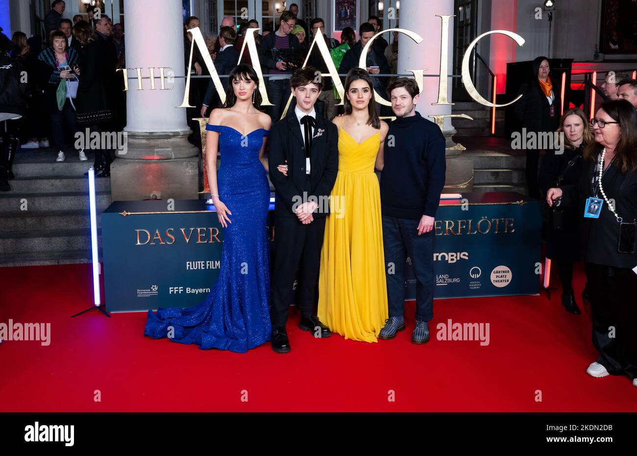 Munich, Germany. 07th Nov, 2022. Actors Niamh McCormack (l-r), Jack ...