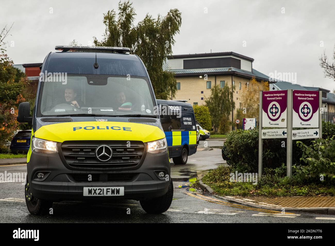 Metropolitan police territorial support group hi-res stock photography ...