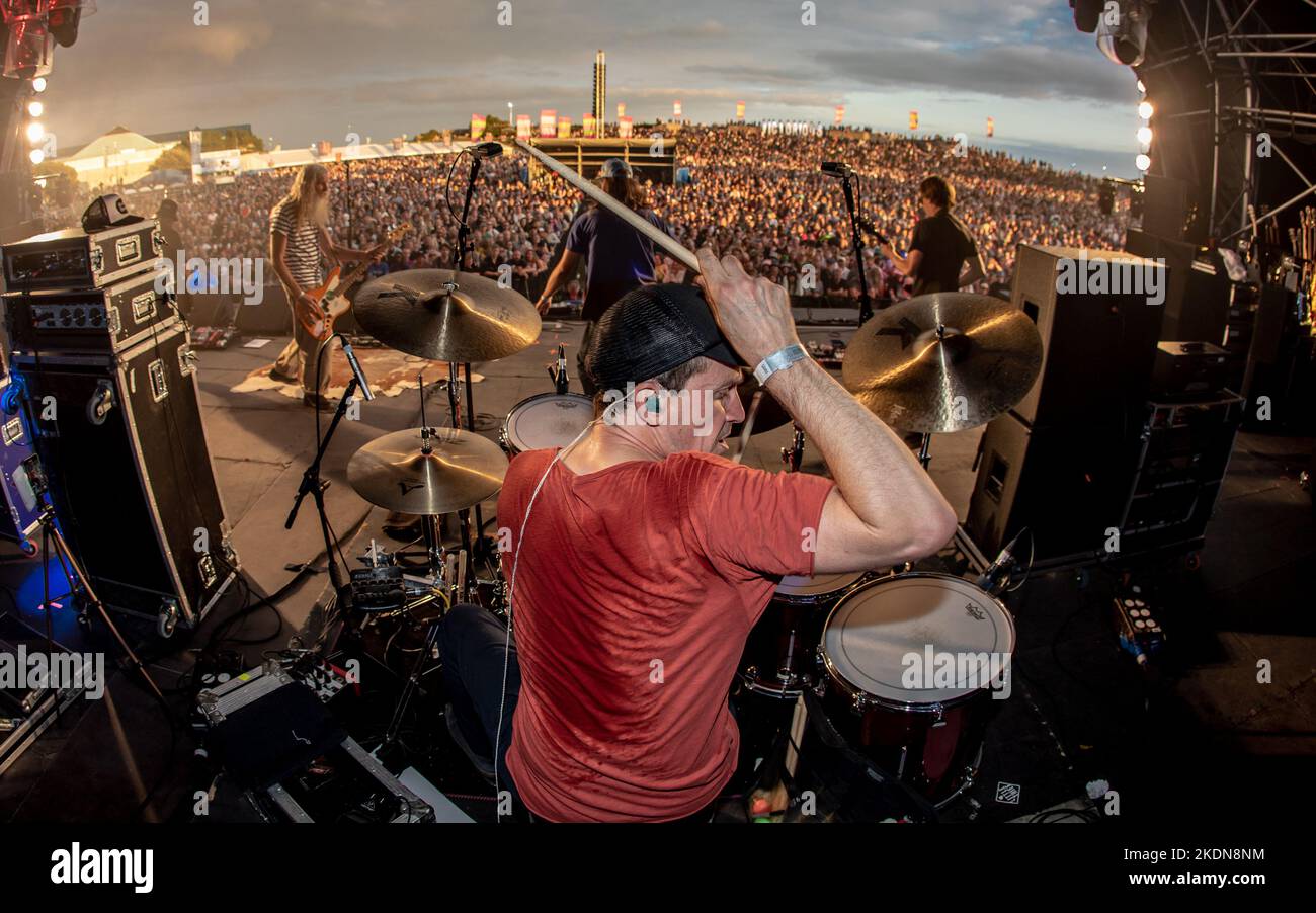 Luke Bullen performing with Reef at Victorious Festival 2021 ...