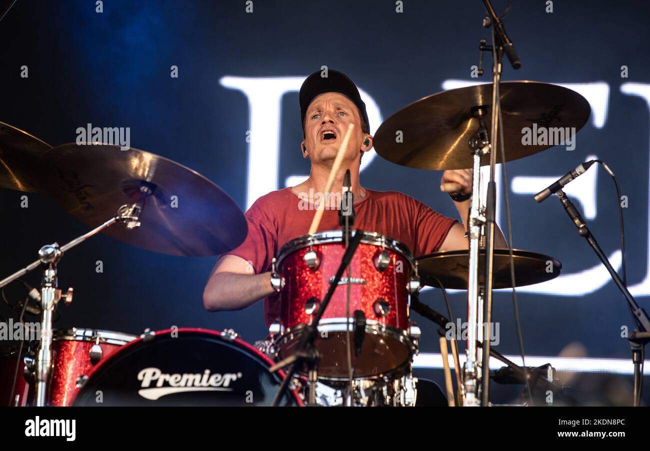 Luke Bullen performing with Reef at Victorious Festival 2021 ...