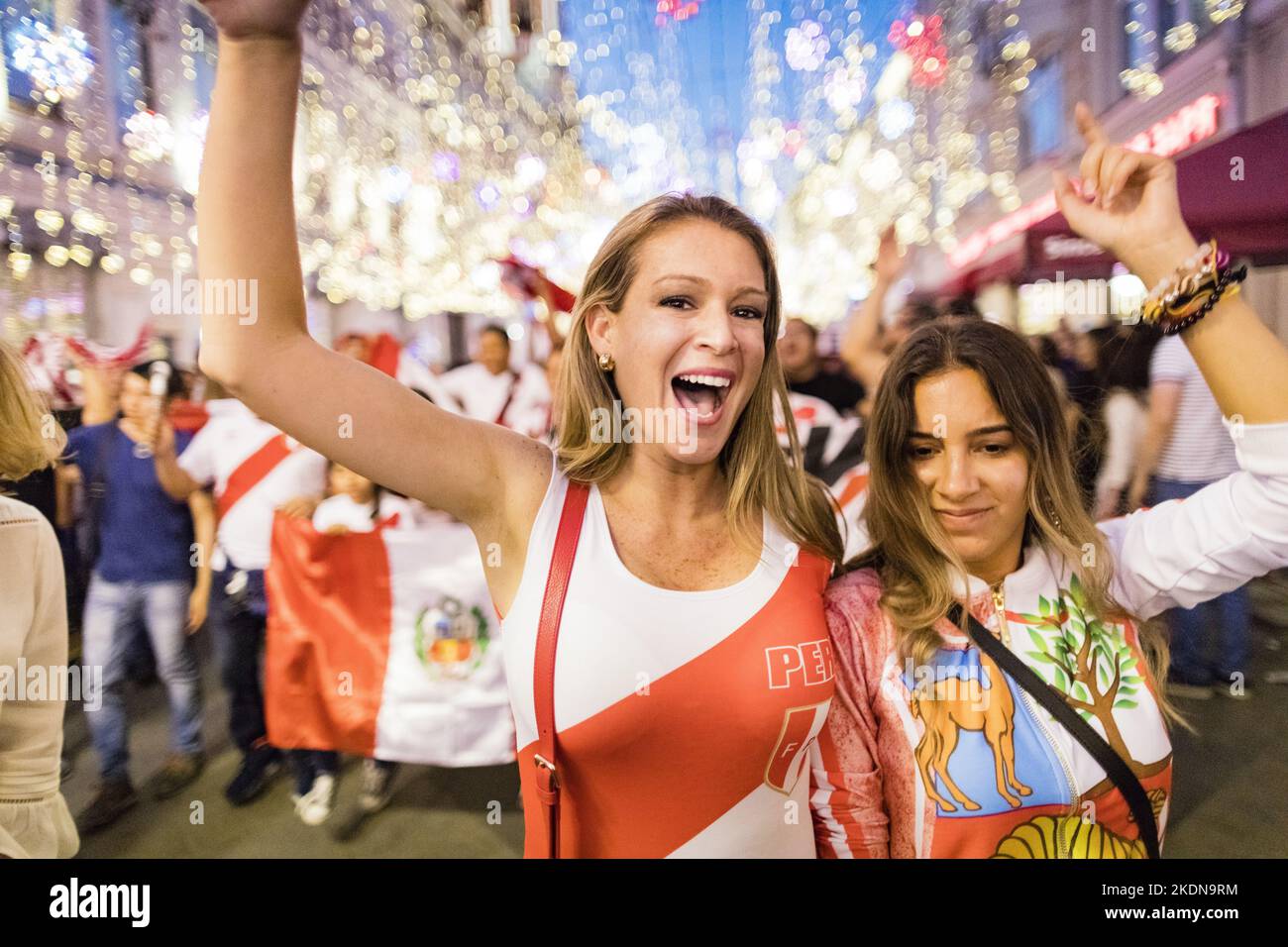Moskau, 18.06.2018 Peruanische Fans feiern ausgelassen auf der ...