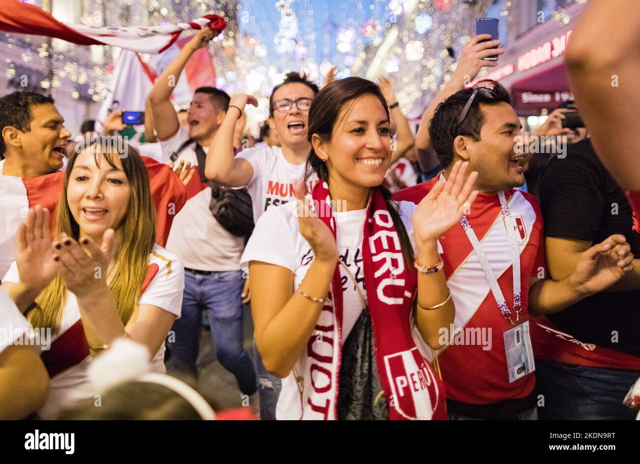 Moskau, 18.06.2018 Peruanische Fans feiern ausgelassen auf der ...