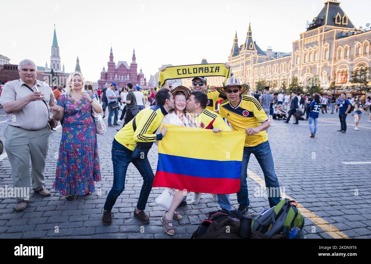 Moskau, 18.06.2018 Fans aus Kolumbien küssen ältere Dame auf dem Roten ...