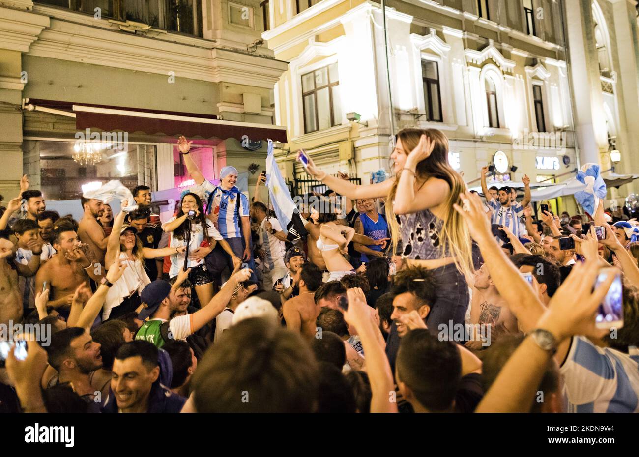Moskau, 18.06.2018 Argentinische Fans feiern ausgelassen auf der ...