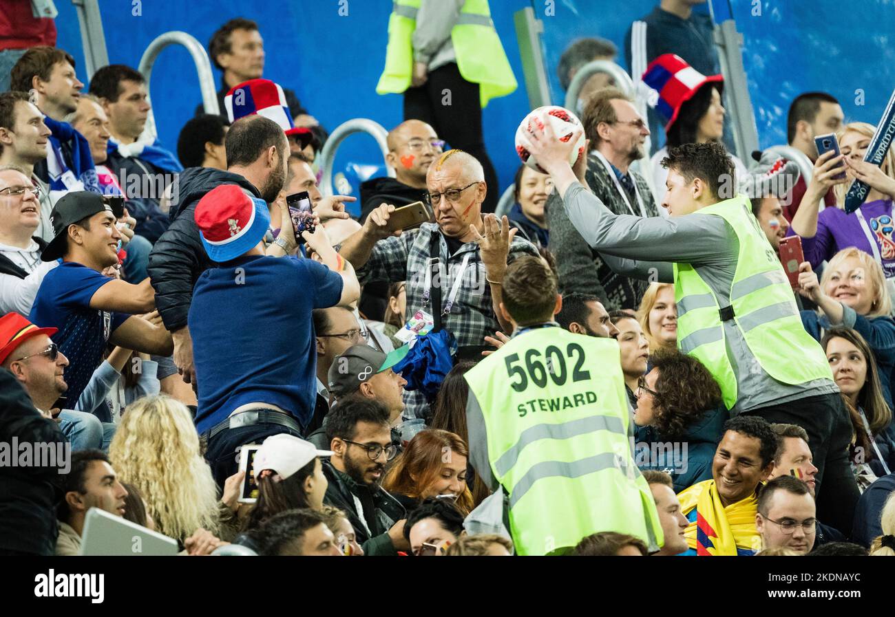 St. Petersburg , 10.07.2018 Serie Ordner Schnappt sich den Spiel Ball ...
