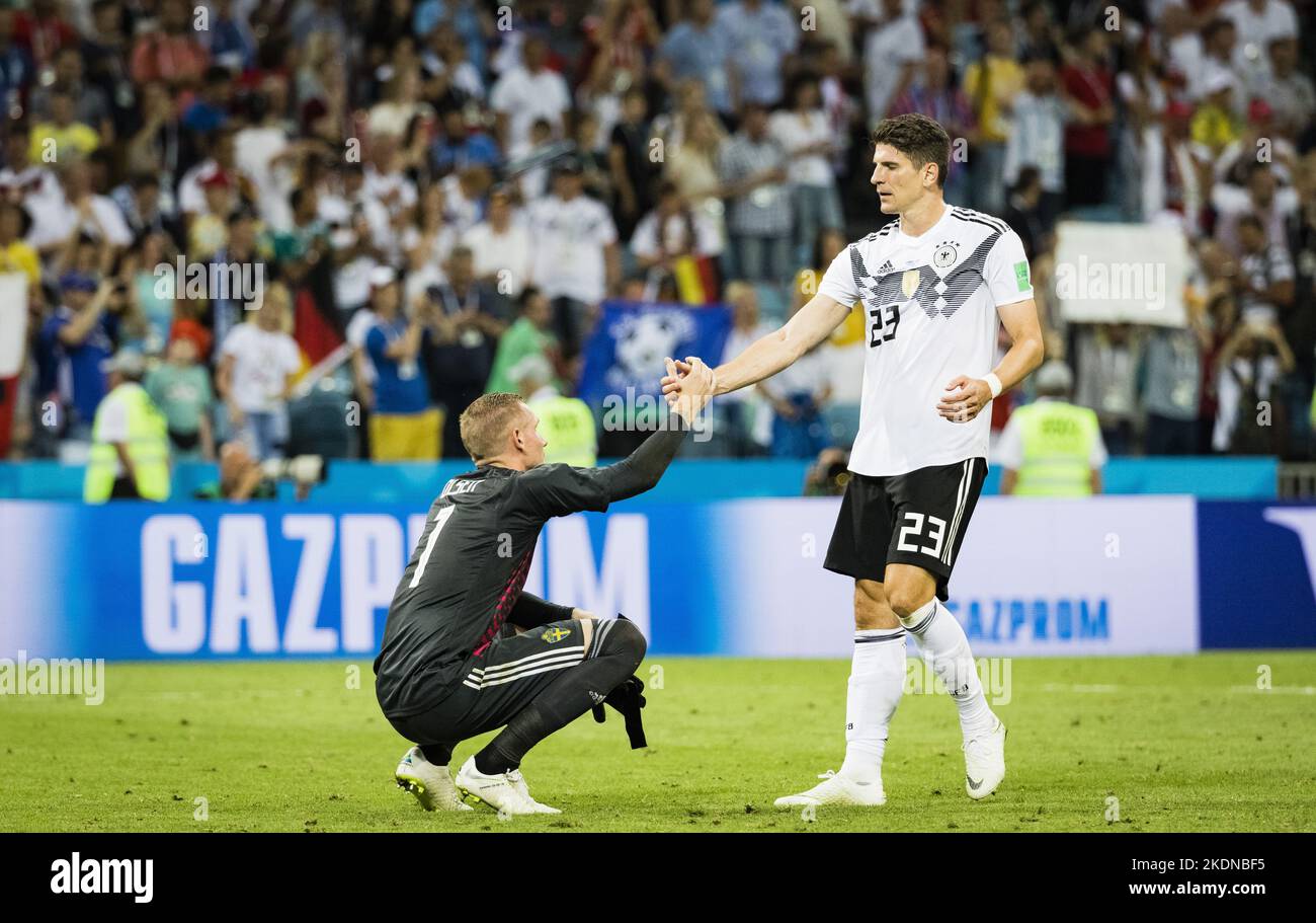 Sochi, 23.06.2018 Torwart Robin Olsen (Schweden), Mario Gomez ...