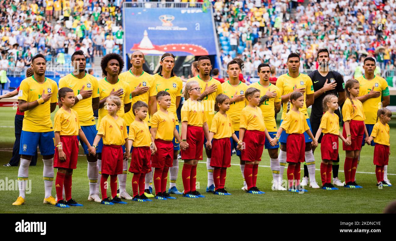 Samara, 02.07.2018 Brasilianer singen Hymne Brasilien - Mexiko ...