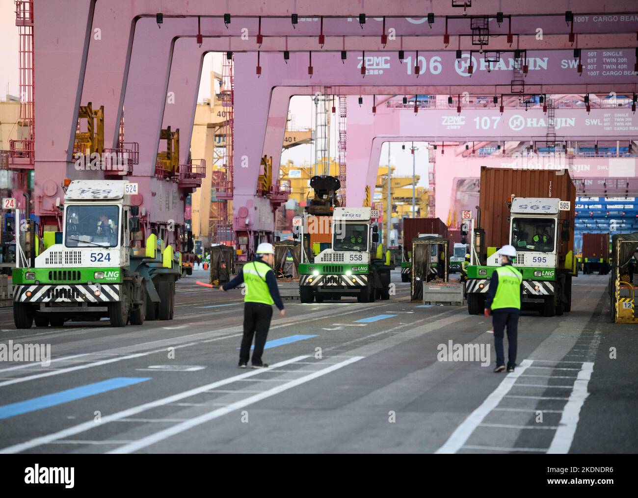 Pusan, South Korea. 05th Nov, 2022. Containers are loaded at Busan ...