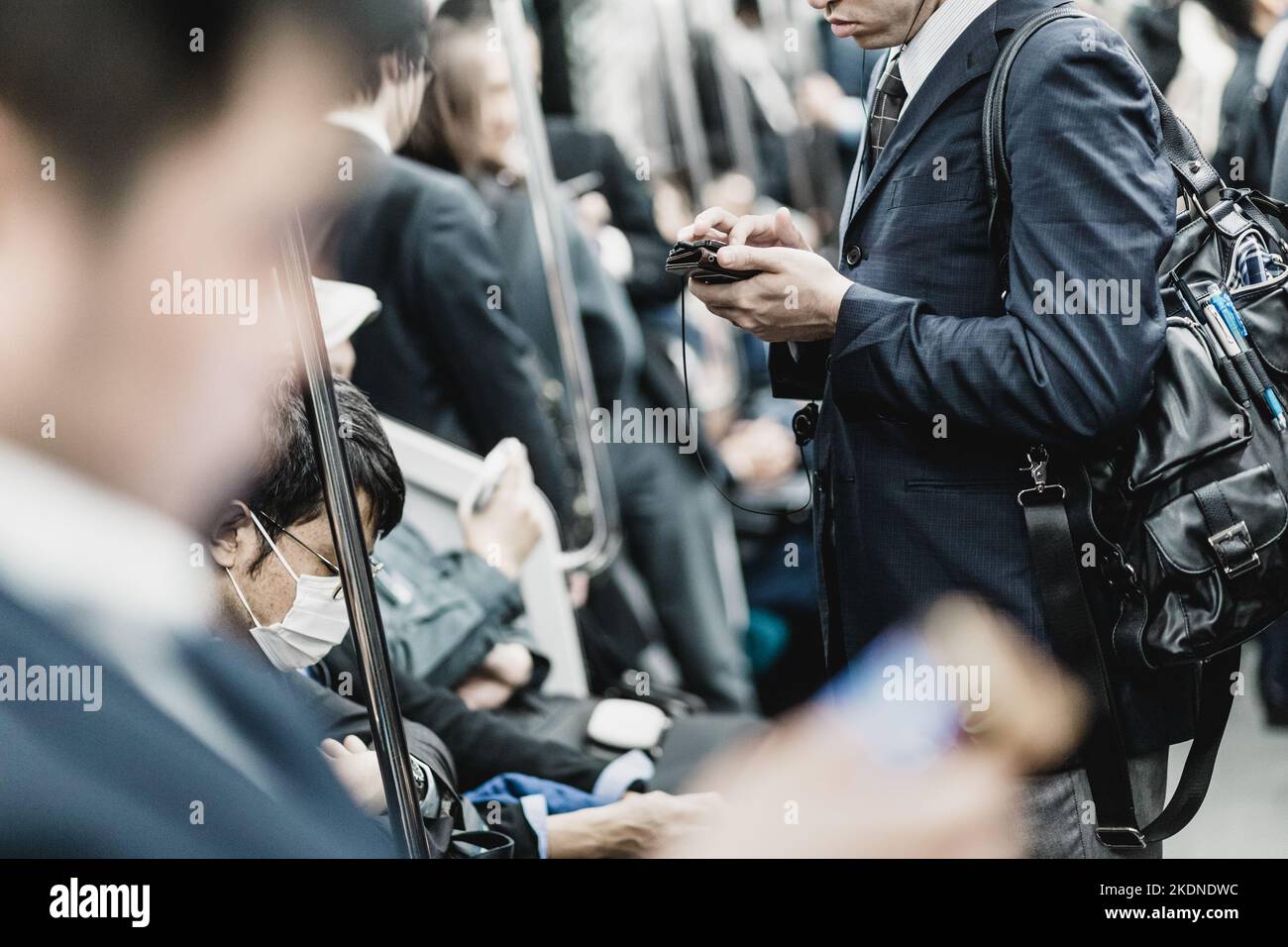 Crowd business people cell phones hi-res stock photography and images - Alamy