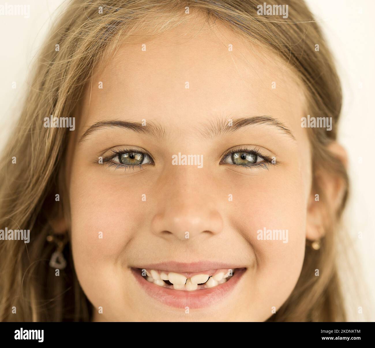 Smile of cute girl hi-res stock photography and images - Alamy