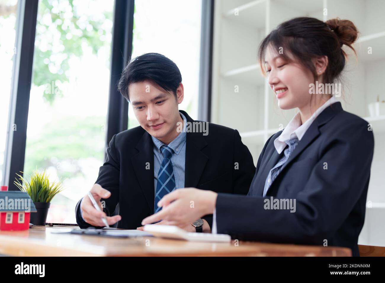 Contract agreements hi-res stock photography and images - Alamy