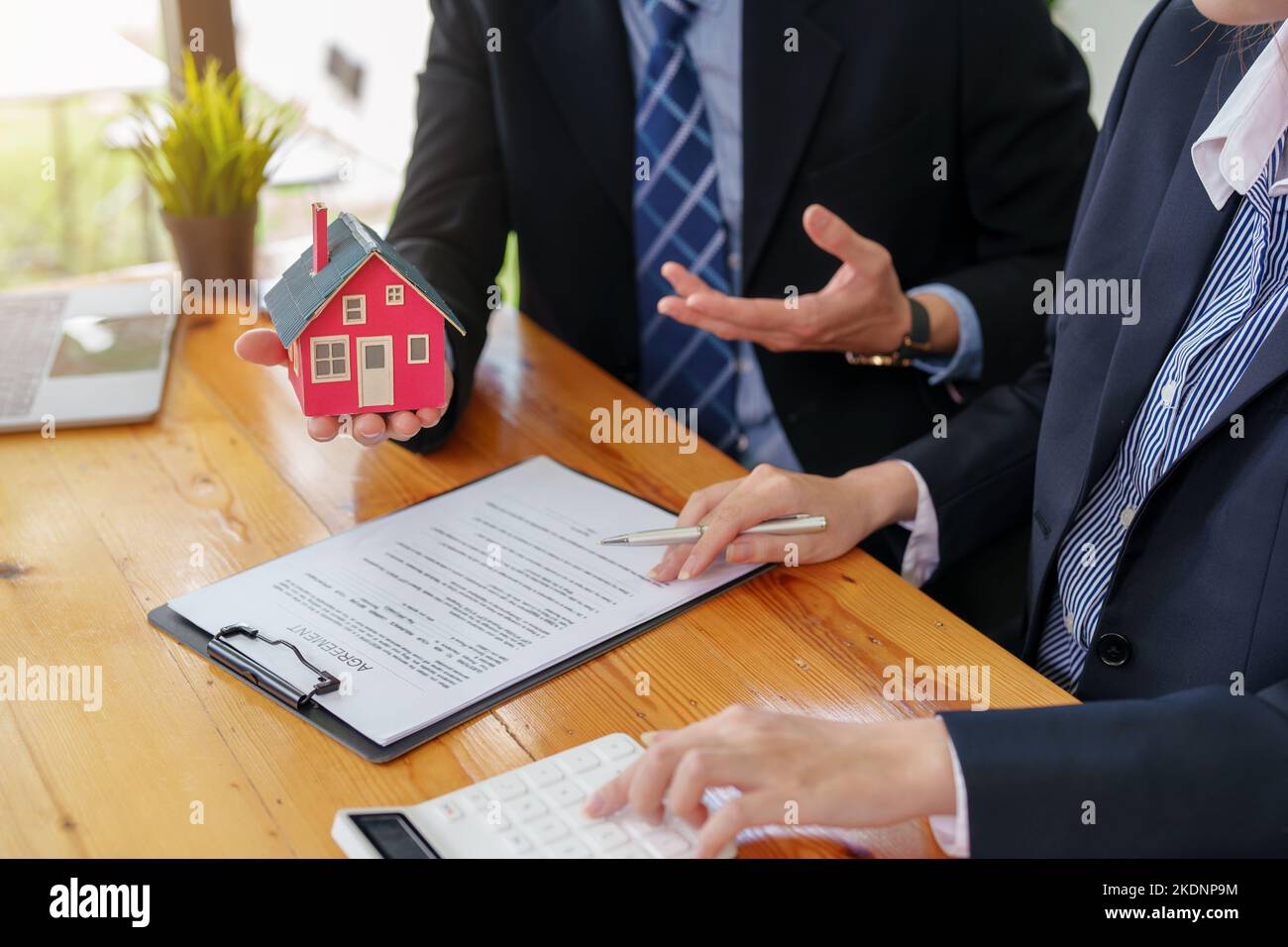 Guarantees, mortgages, signing, interest on loans, real estate agents ...