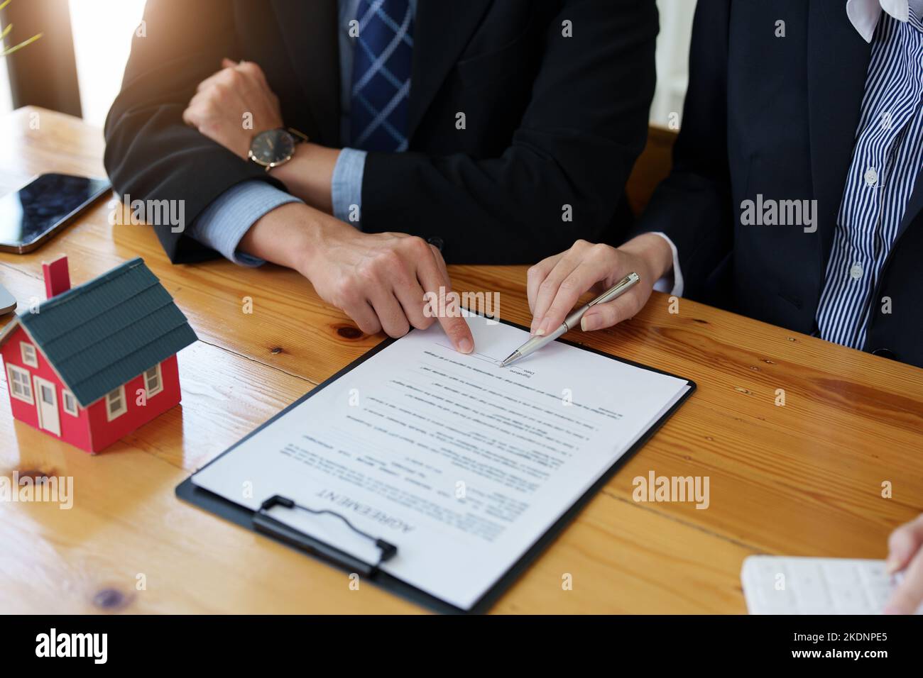 Contract agreements hi-res stock photography and images - Alamy