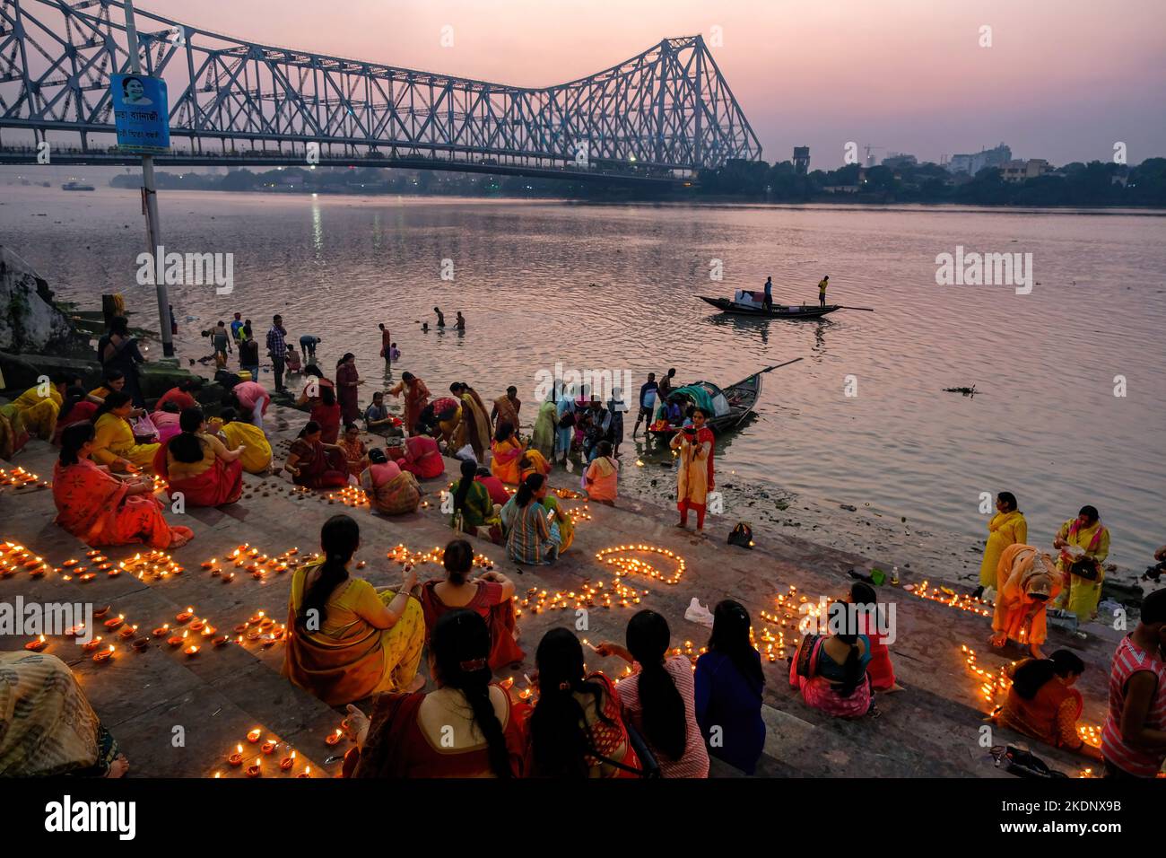 Kolkata, India. 07th Nov, 2022. Devotees seen waiting to perform ...