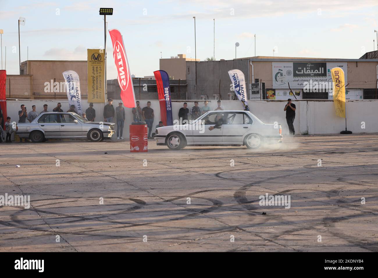 Racing cars receive hi-res stock photography and images - Alamy