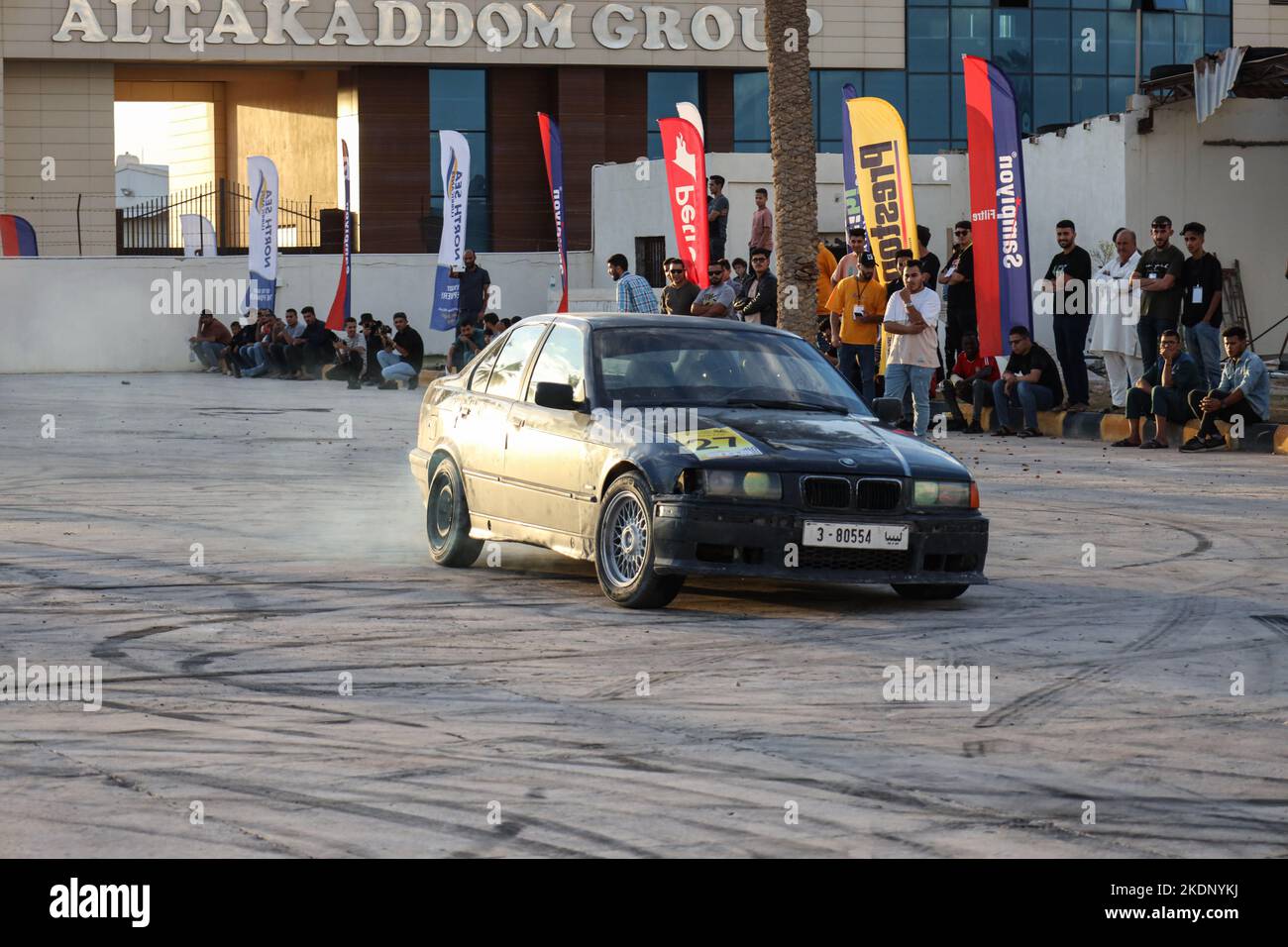 Racing cars receive hi-res stock photography and images - Alamy