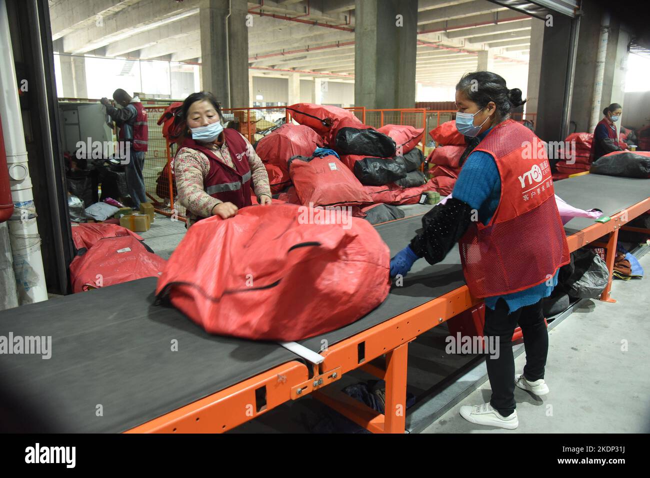 Yto express hi-res stock photography and images - Alamy