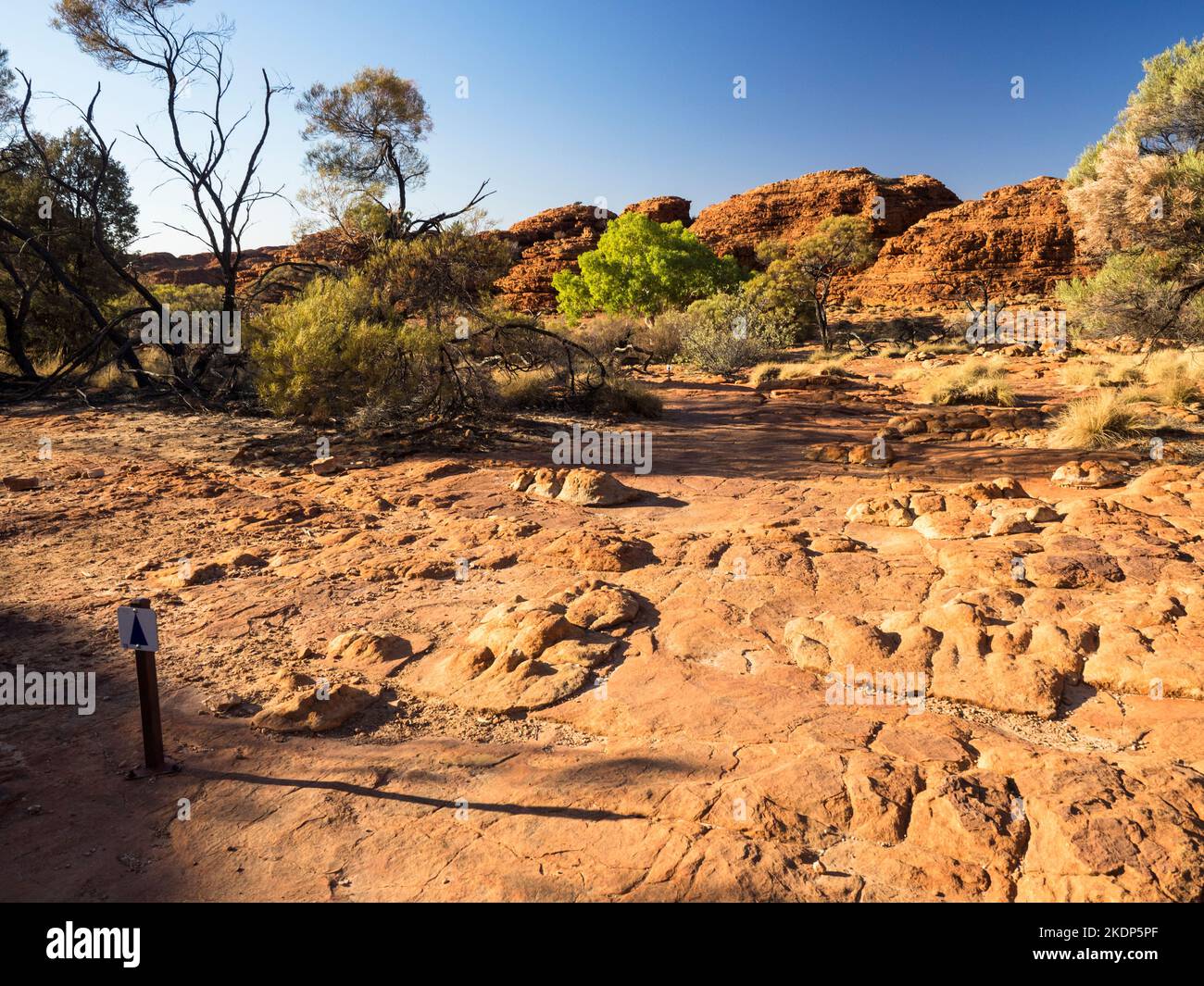 Trail marker on the RIm Walk, Kings Canyon, Watarrka National Park ...