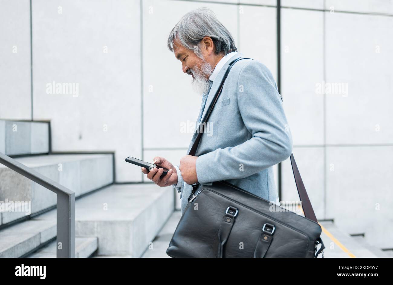 Singapore office worker hi-res stock photography and images - Alamy