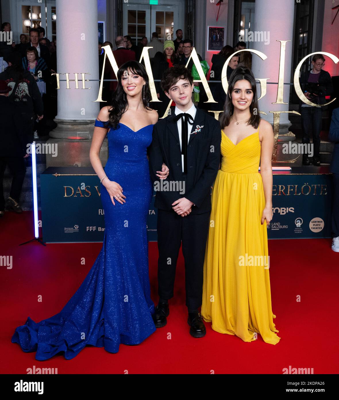 Munich, Germany. 07th Nov, 2022. Actors Niamh McCormack (l-r), Jack ...