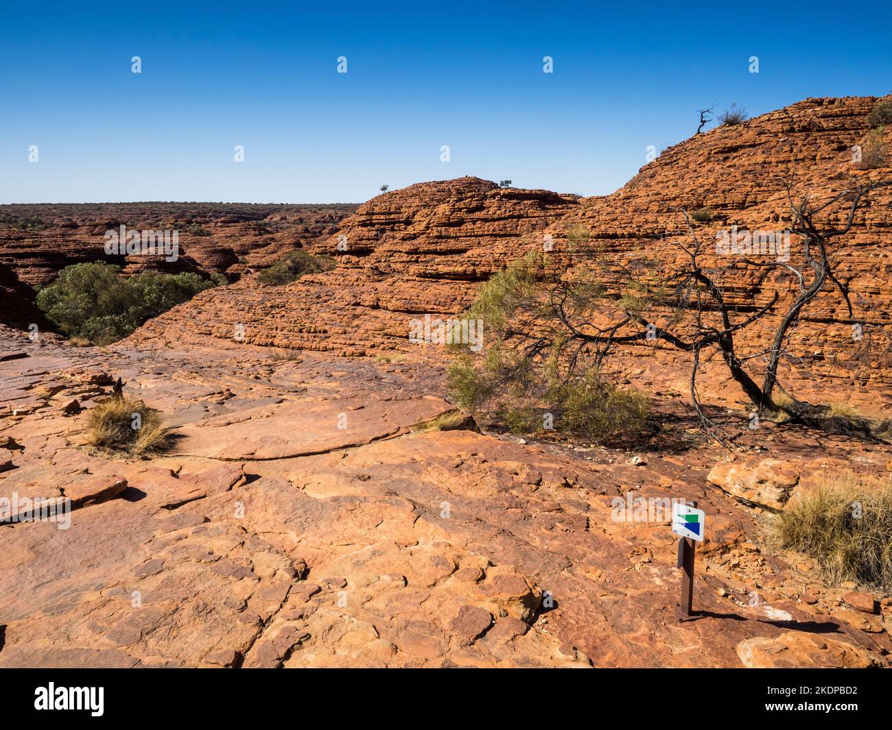 Track marker on the Rim Walk, Kings Canyon, Watarrka National Park ...