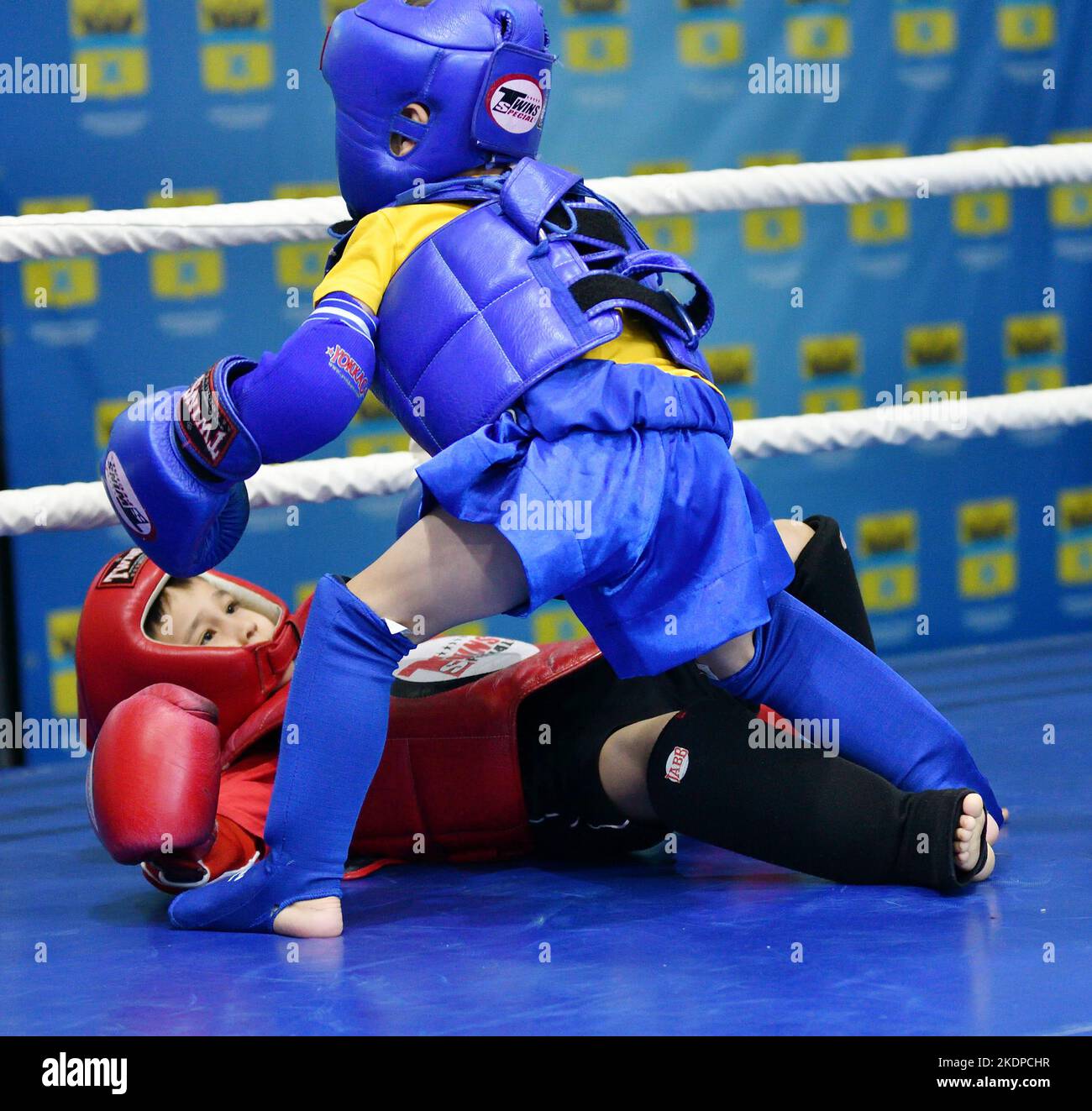 Two boys boxing in ring hi-res stock photography and images - Alamy