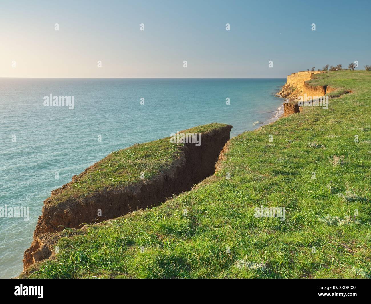 Green grass and edge on the sea shore. Seascape nature composition ...