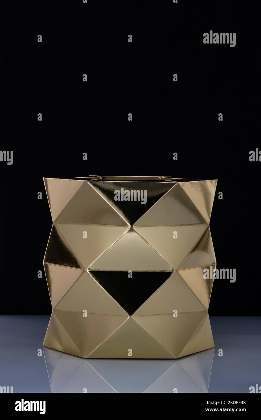 Box gift gold line hi-res stock photography and images - Alamy