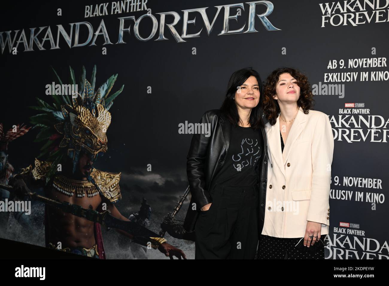 Berlin, Germany. 07th Nov, 2022. Actress Jasmin Tabatabai (l) and her ...