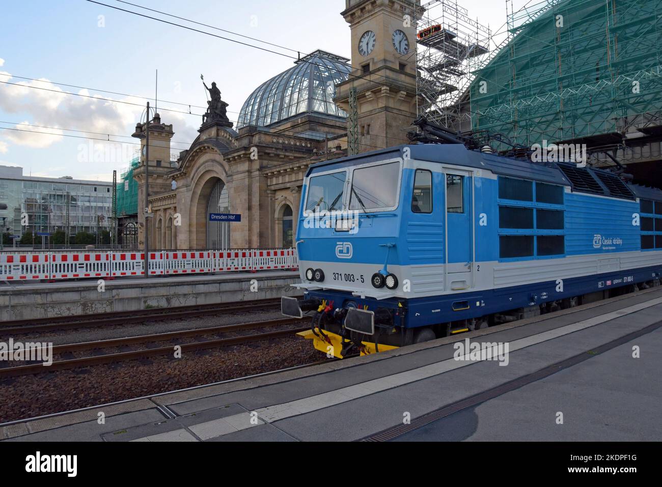 Czech Railways class 371 locomotive leaving Dresden HBF central station ...